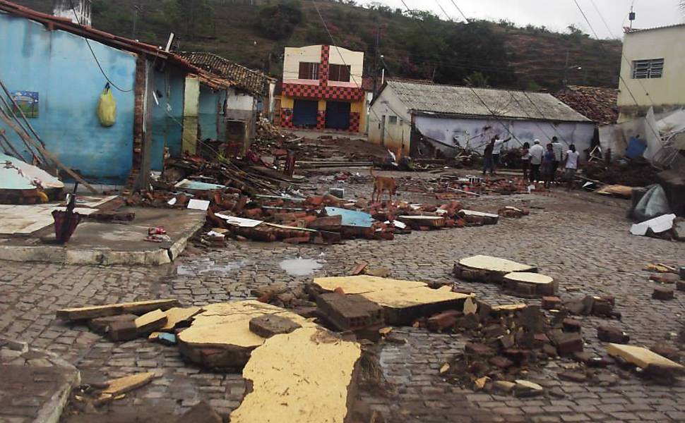 Chuva causa destruição e mortes em Lajedinho - 11/05/2018 - Cotidiano ... Chuva causa destruição e mortes em Lajedinho - 11/05/2018 - Cotidiano ...