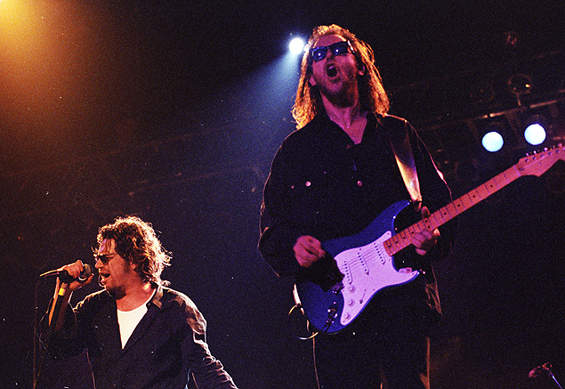 F5 - Celebridades - Guitarrista do INXS tem dedo amputado após acidente ...