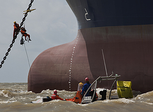 Ocupação de navio no MA pelo Greenpeace já dura 48 horas - 16/05/2012 ...