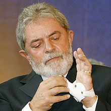 Lula aparece com dedo imobilizado e primeira-dama brinca com situação ...