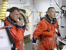 Astronautas e professora vestem trajes para entrar no Endeavour - 08/08 ...