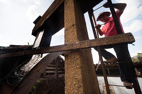 Engenho com 257 anos, no interior de Minas Gerais, produz cachaça de ...