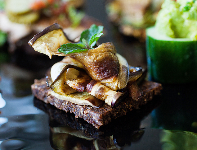 Sanduichinho aberto de berinjela - Receitas - Comida - Folha de S.Paulo