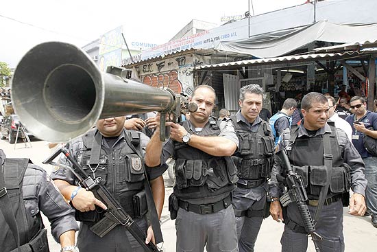 Policiais encontram segunda bazuca no Complexo do Alemão - 02/12/2010 ...