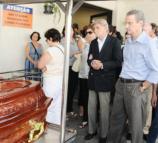 Corpo da atriz Cibele Dorsa é enterrado em São Paulo - 27/03/2011 ...
