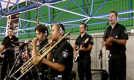 F5 - Humanos - Seguranças do metrô montam banda e fazem shows em ...