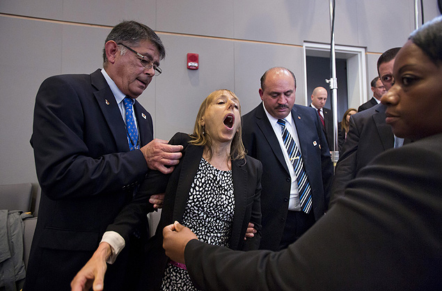 Manifestante pacifista desafia Obama durante discurso sobre drones - 24 ...