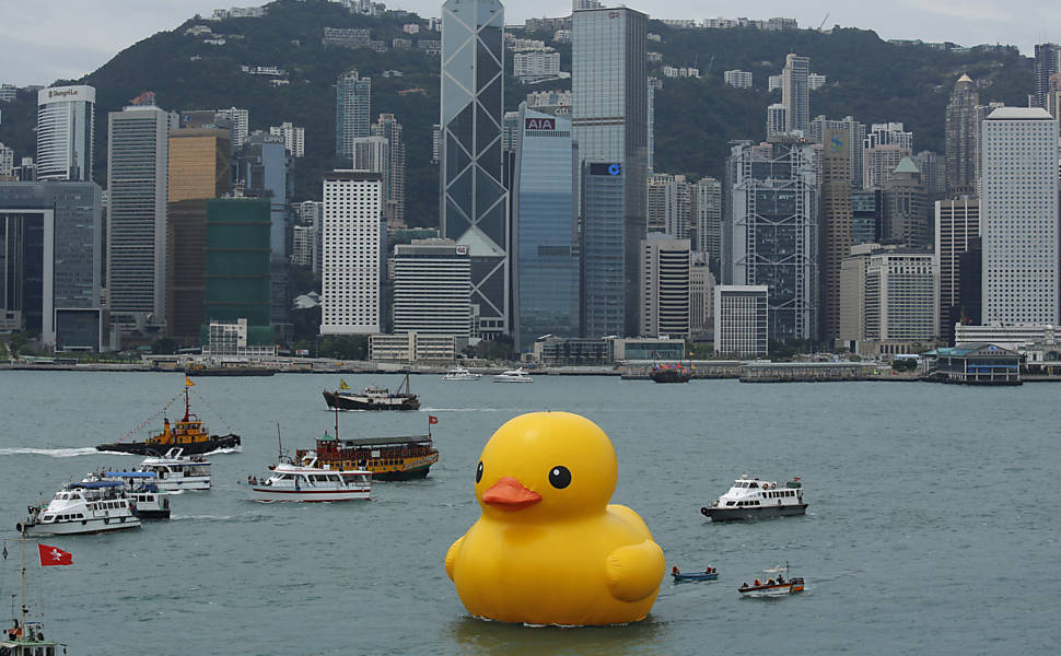 Pato De Borracha Gigante Flutua Ao Redor Do Mundo Rádio Comercial