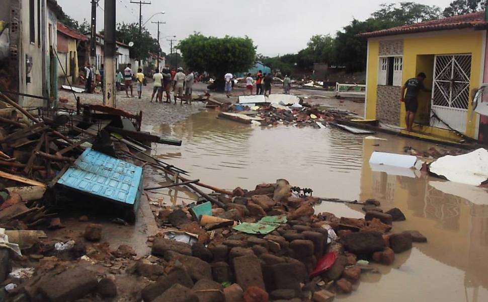 Chuva causa destruição e mortes em Lajedinho - 08/12/2013 - Cotidiano ... Chuva causa destruição e mortes em Lajedinho - 08/12/2013 - Cotidiano ...