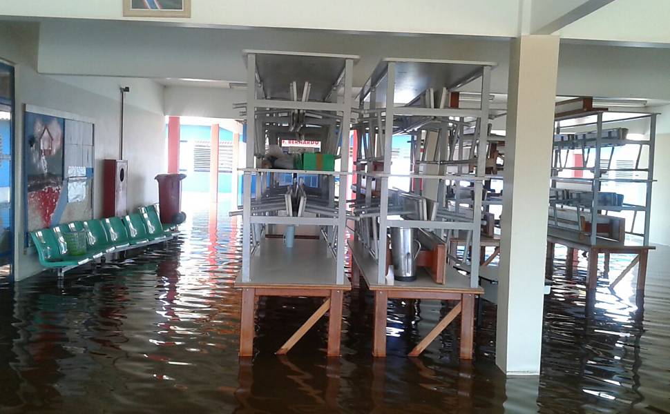 Com cheias, escolas são inundadas e 3.000 jovens ficam sem aulas no AM ...