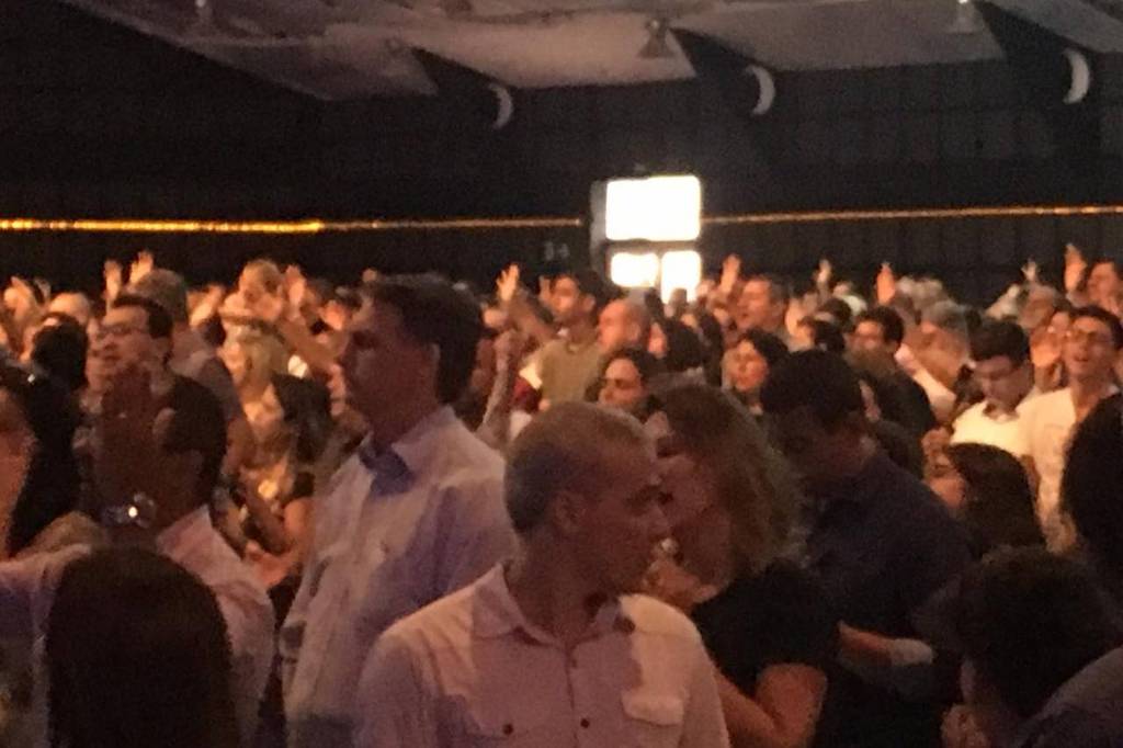 De Colete à Prova De Balas Bolsonaro Atribui Vitória A Deus Em Culto
