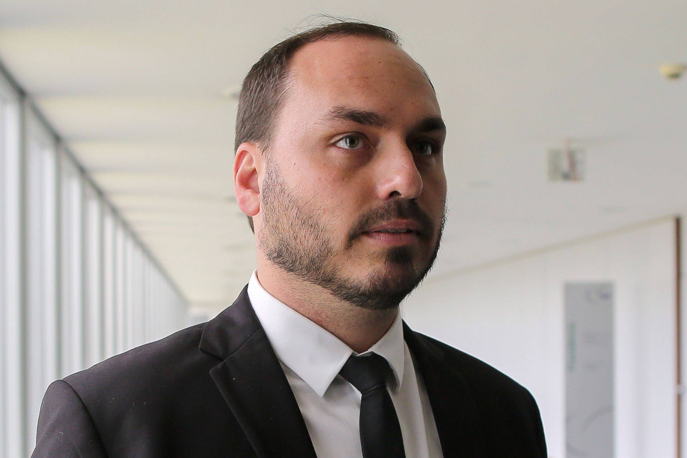 Carlos Bolsonaro Confunde Imuniza o Do BBB Com Vacina Critica A Globo carlos-bolsonaro-confunde-imuniza-o-do-bbb-com-vacina-critica-a-globo