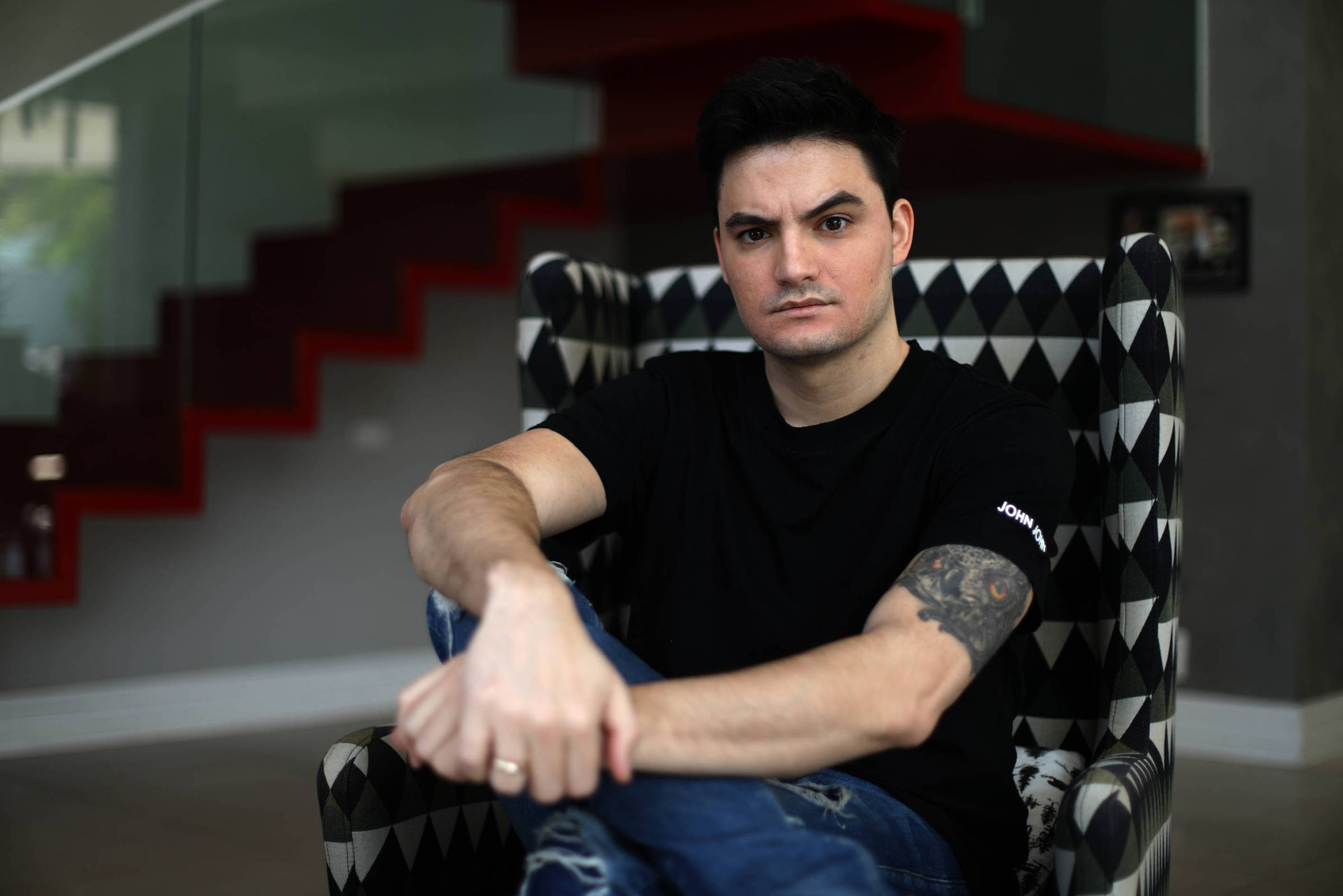 Felipe Neto tenta voo privado após pegar gripe em Paris: 'Quero minha ...