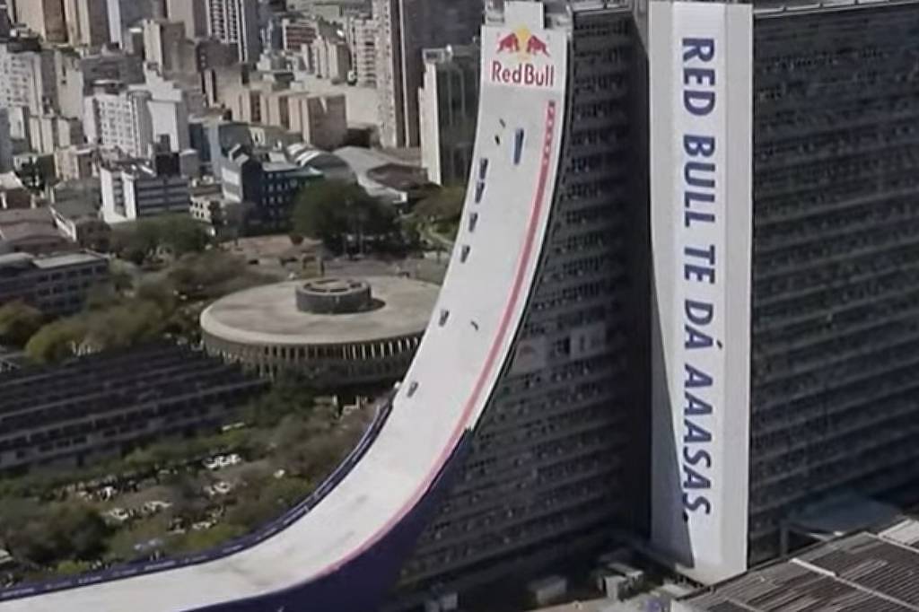 Sandro Dias desce de skate rampa do CAFF, em Porto Alegre - 25/09/2025 - Esporte - Folha